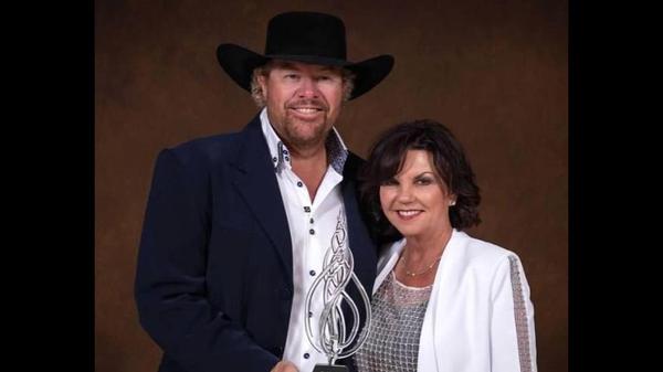 Meet Toby Keiths Wife Tricia Lucus